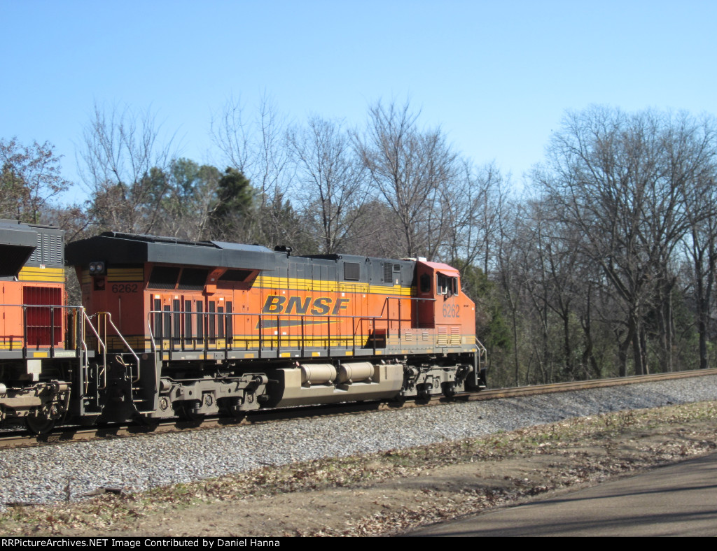 BNSF 6262 heads east